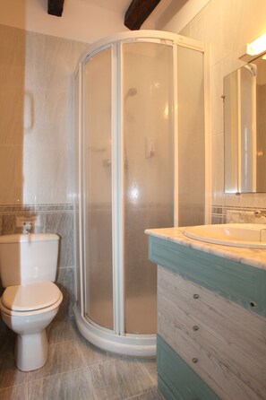 Quarto Duplo, 1 cama king-size | Casa de banho | Um secador de cabelo, toalhas fornecidas, sabão, champô