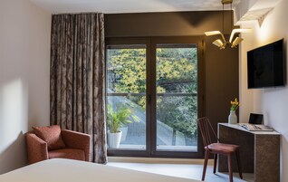 Minibar, cofre no quarto, secretária, cortinas/cortinados opacos