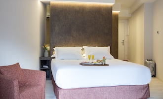 Axel Premium | Frigobar, cofres nos quartos, escrivaninha, cortinas blackout