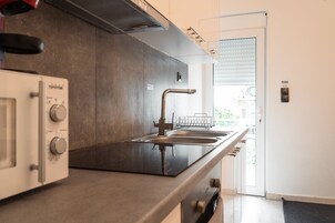 Apartamento Standard | Cozinha privada | Um frigorífico/congelador grande, um micro-ondas, um forno 
