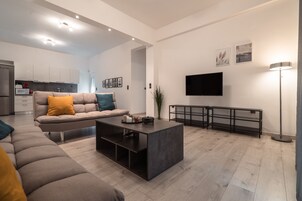 Apartamento Standard | Sala de estar | Televisor de ecrã plano de 43 polegadas com canais por cabo, televisor 