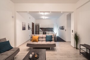 Apartamento Standard | Sala de estar | Televisor de ecrã plano de 43 polegadas com canais por cabo, televisor 