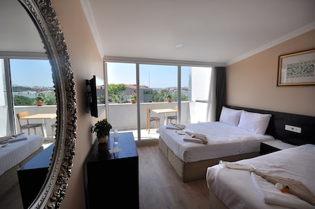 Quarto Triplo Deluxe, vista para o mar | Lençóis de algodĆ£o egĆpcio, roupa de alta qualidade, minibar