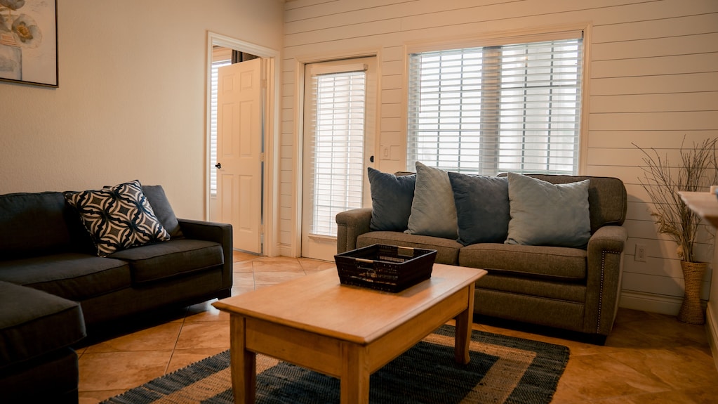 Poolside Retreat, Steps To The Ocean! - Galveston, TX