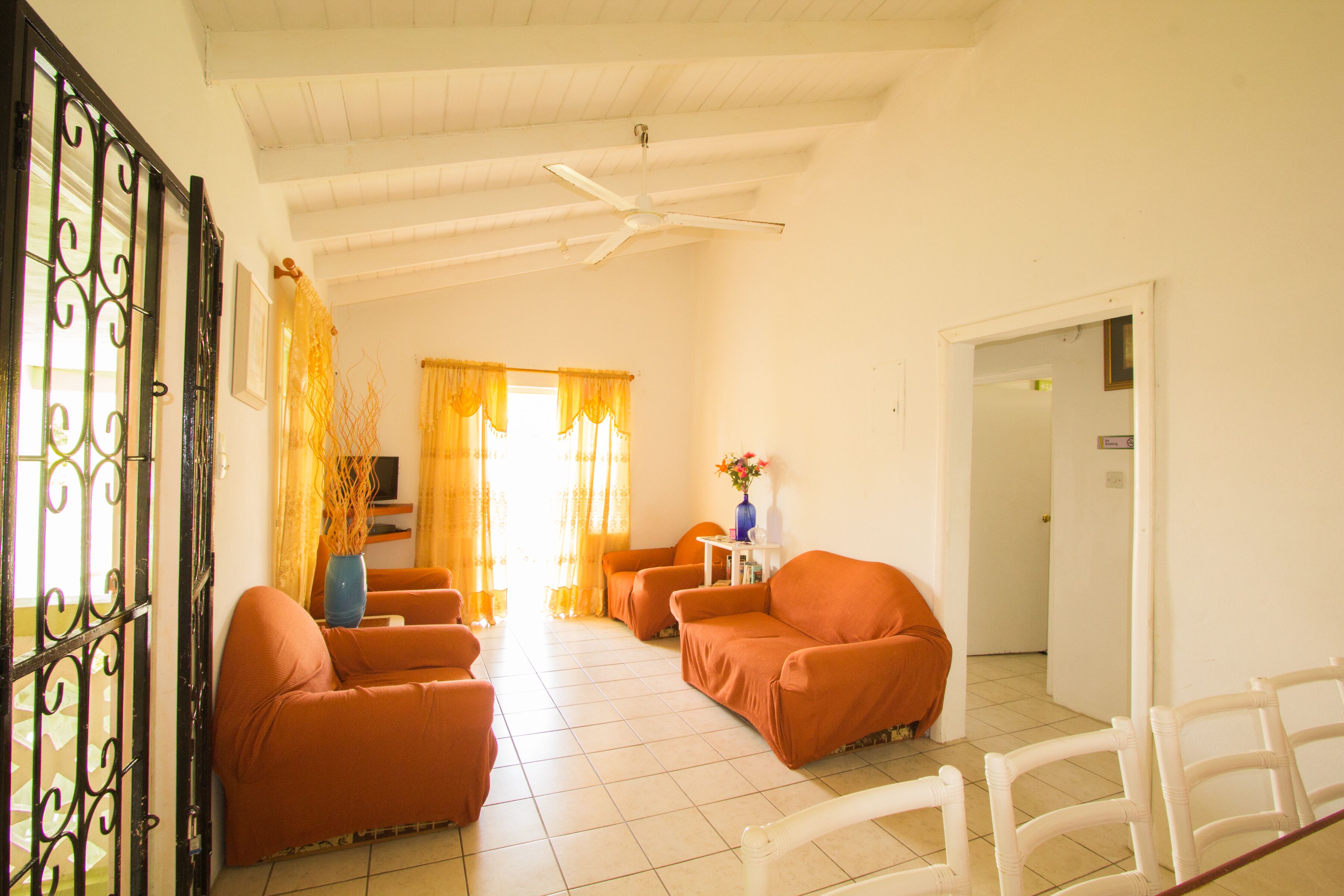 Tranquil 2 Bedroom Apartment On Barbados South Coast, Near Beach And Attractions - Barbados