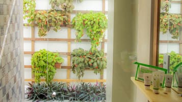 Quarto Confort com Varanda e Jardim | Casa de banho | Um polibã, artigos de higiene pessoal grátis, um secador de cabelo