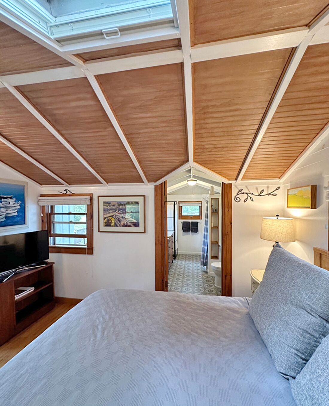 Small One Bedroom Private Cottage On Large Quiet Property. - Martha's Vineyard, MA