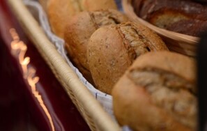 Pequeno-almoço tipo buffet mediante uma taxa nos dias úteis 