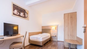 Quarto solteiro | Quartos à prova de som, ferros/tábuas de passar roupa, berço de viagem