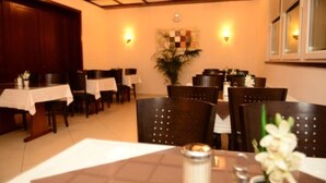 Café da manhã com buffet mediante uma taxa durante a semana