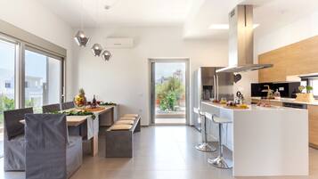 Villa Deluxe, 4 quartos, piscina privativa | Cozinha privada | Um frigorífico/congelador grande, um micro-ondas, um forno