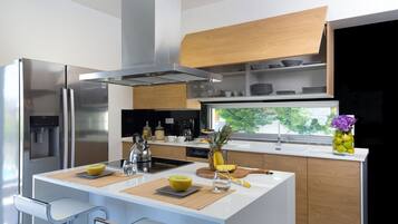 Villa Deluxe, 4 quartos, piscina privativa | Cozinha privada | Uma cafeteira/bule, um frigorífico/congelador grande, um micro-ondas