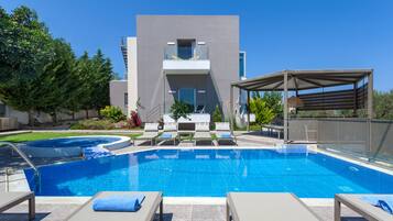 Piscina exterior, guarda-sóis, espreguiçadeiras