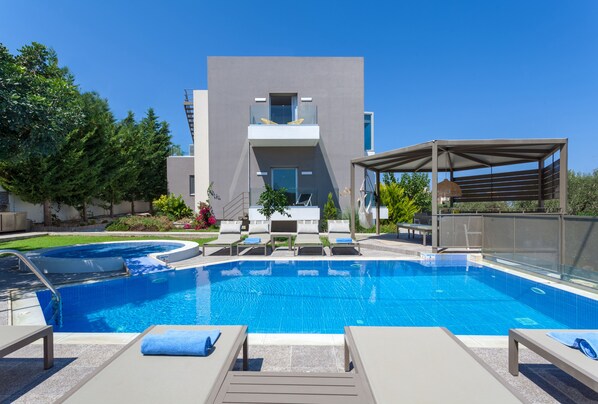 Piscina exterior, guarda-sóis, espreguiçadeiras 