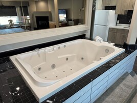 Suite-Estúdio Deluxe, 1 cama king-size, banheira de hidromassagem | Banheira de hidromassagem