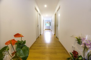 Quarto, banheiro compartilhado (101) | Corredor