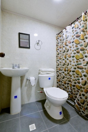 Chuveiro, toalhas de banho