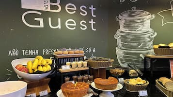 Café da manhã com buffet grátis todos os dias