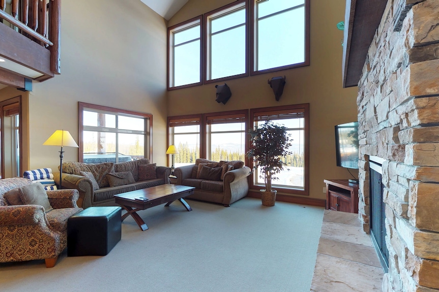 Family Lodge With A Private Hot Tub & Mountain Views, Ski-in/ski-out Location - Big White Ski Resort, BC