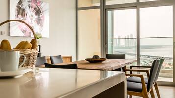 Apartamento, 3 quartos | Sala de estar | TV de ecrã plano