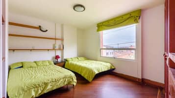 Quarto casal econômico, várias camas, suíte | Individualmente mobiliados, escrivaninha