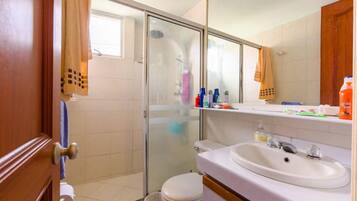 Chuveiro, toalhas de banho, sabonete, shampoo