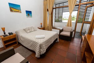 Quarto solteiro, 1 cama de solteiro | Cofres nos quartos, ferros/tábuas de passar roupa, roupa de cama