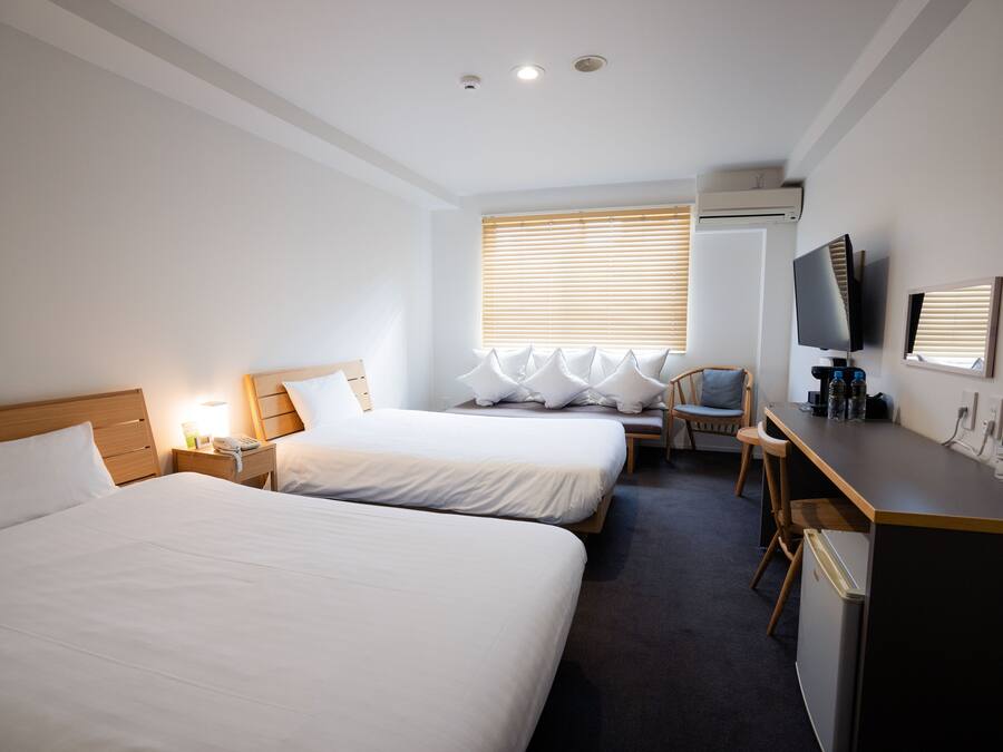 Quarto Twin, não fumadores (Large Single Bed x 2) | Secretária, Wi-fi grátis, roupa de cama fornecida