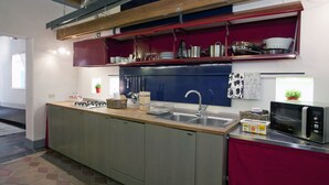 Apartamento, 1 cama Queen e sofá-cama | Cozinha americana privada | Máquina de café expresso, cafeteira/chaleira, geladeira grande