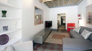 Apartamento, 1 cama Queen e sofá-cama | Sala de estar | Smart TV
