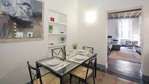 Apartamento, 1 cama Queen e sofá-cama | Opções para refeição no quarto
