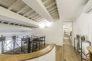 Apartamento, 1 cama Queen e sofá-cama | Opções para refeição no quarto