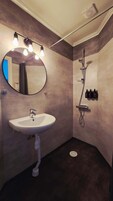 Quarto casal clássico | Banheiro | Chuveiro, secador de cabelo (mediante solicitação), toalhas de banho 