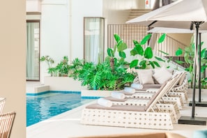Terraço com espreguiçadeiras