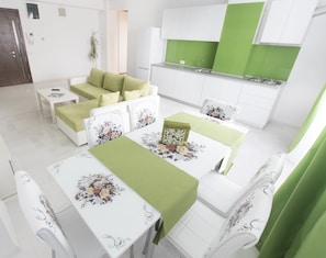 Apartamento, 2 quartos | Opções para refeição no quarto