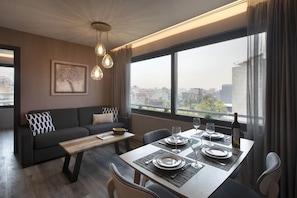Apartamento, 1 quarto (Street View) | Área de estar | TV de tela plana
