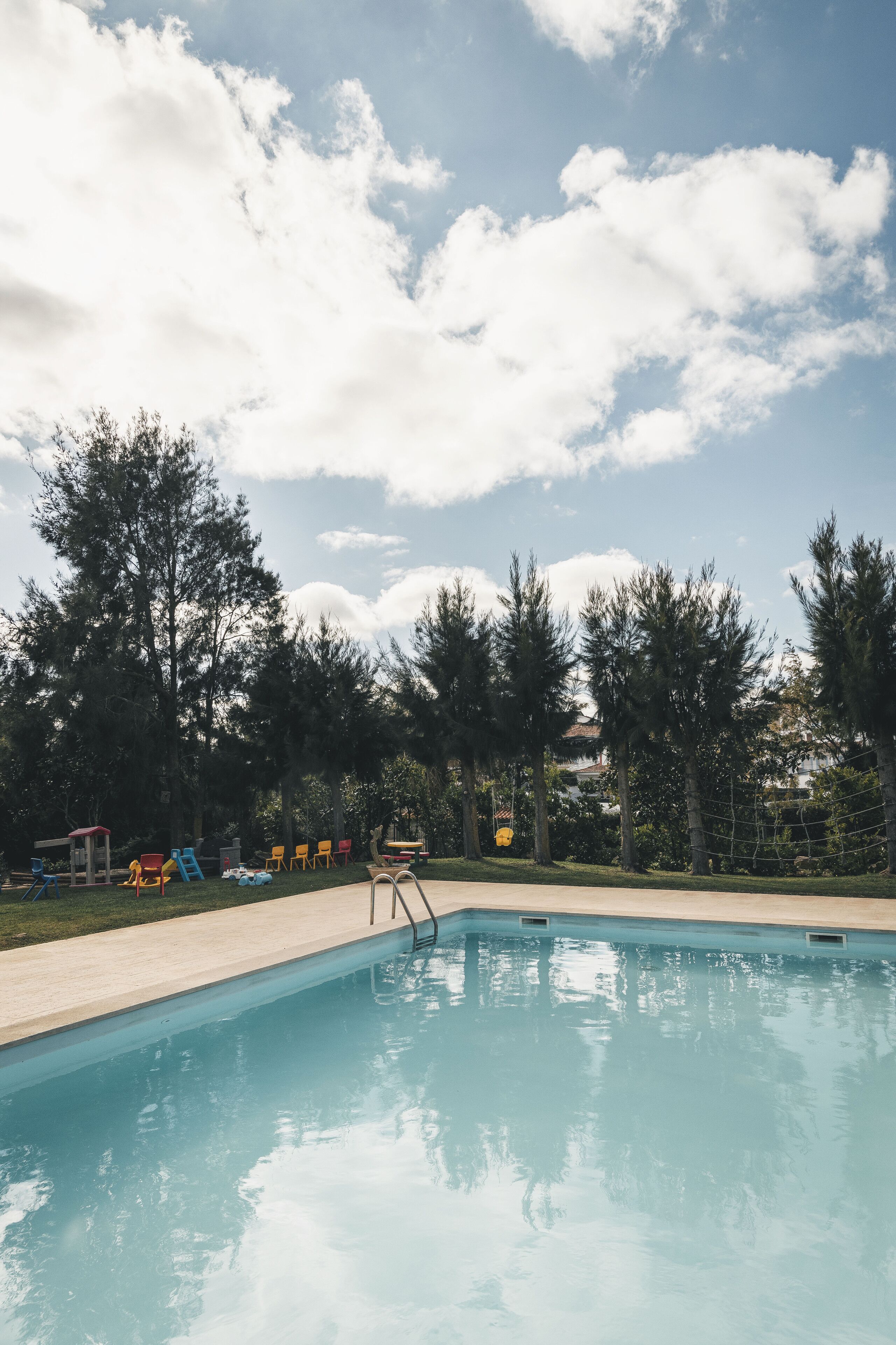Piscina exterior, guarda-sóis, espreguiçadeiras 