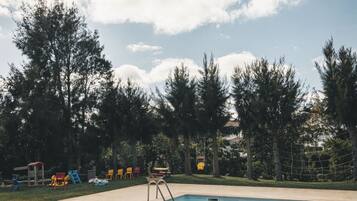 Piscina exterior, guarda-sóis, espreguiçadeiras