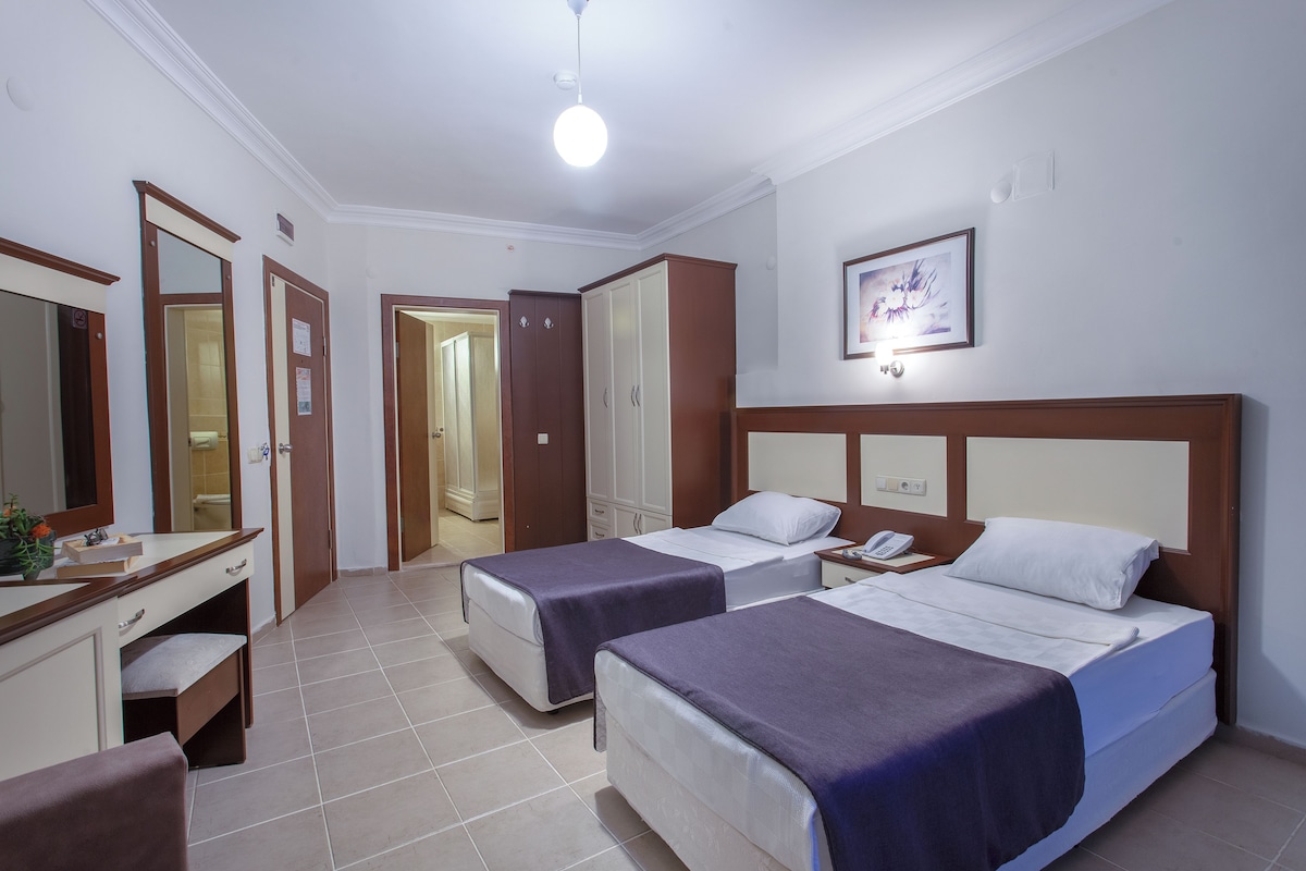 Minibar, secretária, Wi-fi grátis, roupa de cama fornecida 