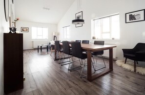 Apartamento luxo, 2 quartos, vista para o rio | Sala de estar | Smart TV, Netflix, serviços de streaming