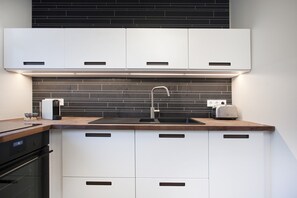 Apartamento, 2 quartos | Espaço de trabalho para notebook, ferros/tábuas de passar roupa