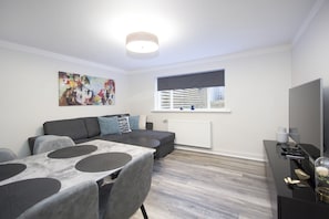 Apartamento, 1 quarto | Área de estar | TV de tela plana