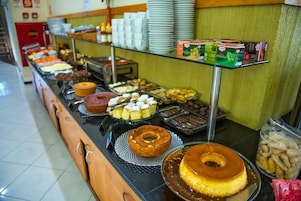 Café da manhã com buffet grátis todos os dias