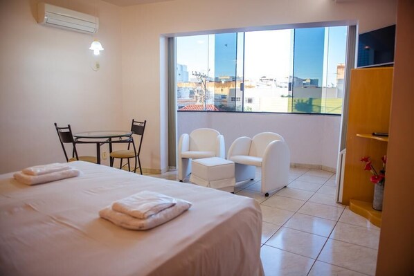 Quarto de Luxo | Minibar, Wi-fi grátis, roupa de cama fornecida