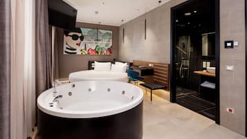Suíte júnior, 1 cama King, banheira de imersão | 1 quarto, roupas de cama premium, edredons de pluma, cofres nos quartos
