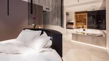 Suíte executiva, banheira de imersão (sauna and emotional shower) | 1 quarto, roupas de cama premium, edredons de pluma, cofres nos quartos