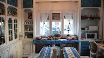 Café da manhã com buffet grátis todos os dias