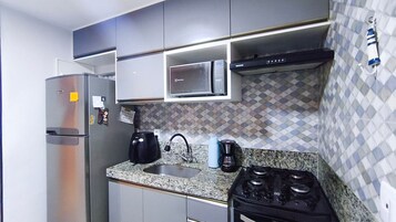Apartamento Clássico | Cozinha privada | Um frigorífico, utensílios de cozinha, Congelador 