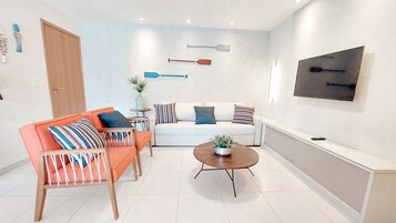 Apartamento Familiar, vista para a piscina, no rés do chão | Sala de estar | Smart TV de 32 polegadas com canais via satélite, televisor 