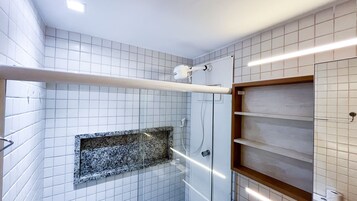 Apartamento Familiar | Casa de banho | Um polibã, papel higiénico